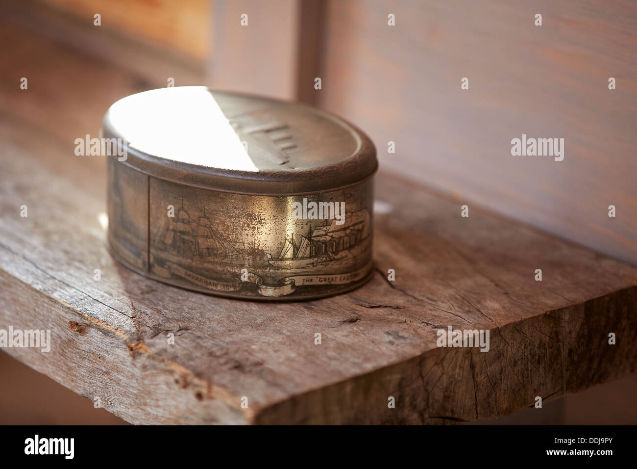 Metal ledge hi-res stock photography and images - Alamy