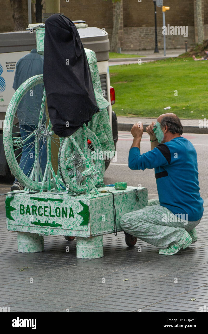 Living statue performer hi-res stock photography and images - Alamy
