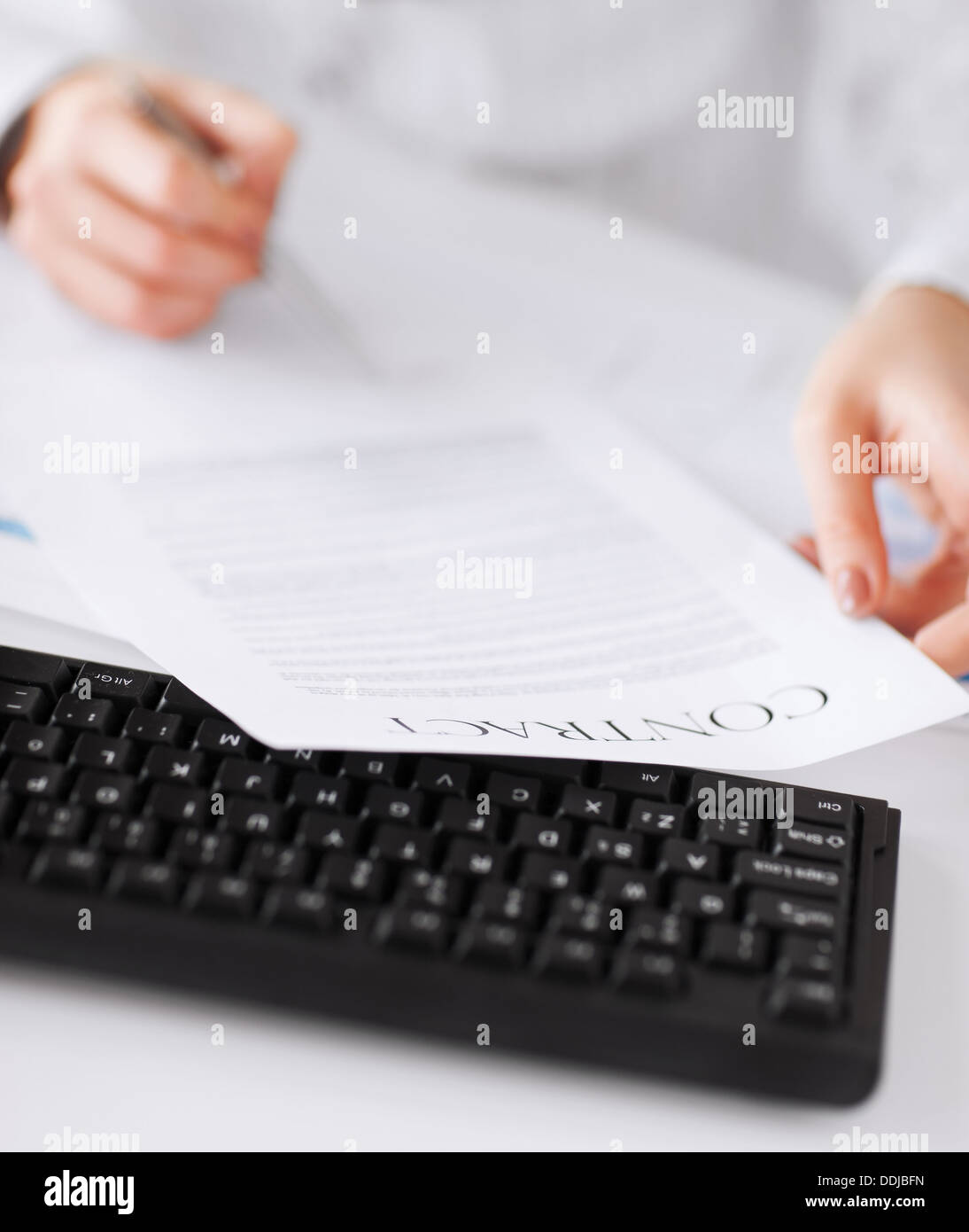 woman hand signing contract paper Stock Photo - Alamy