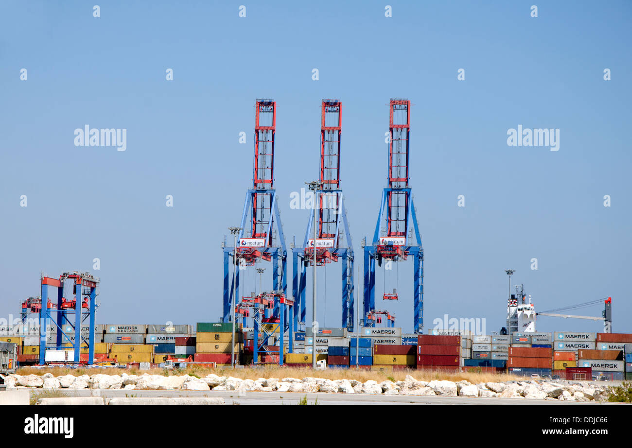 Cranes loading cargo containers hi-res stock photography and images - Alamy