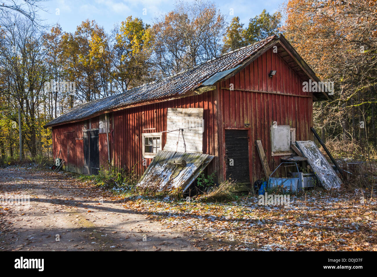Barn on the road hi-res stock photography and images - Alamy