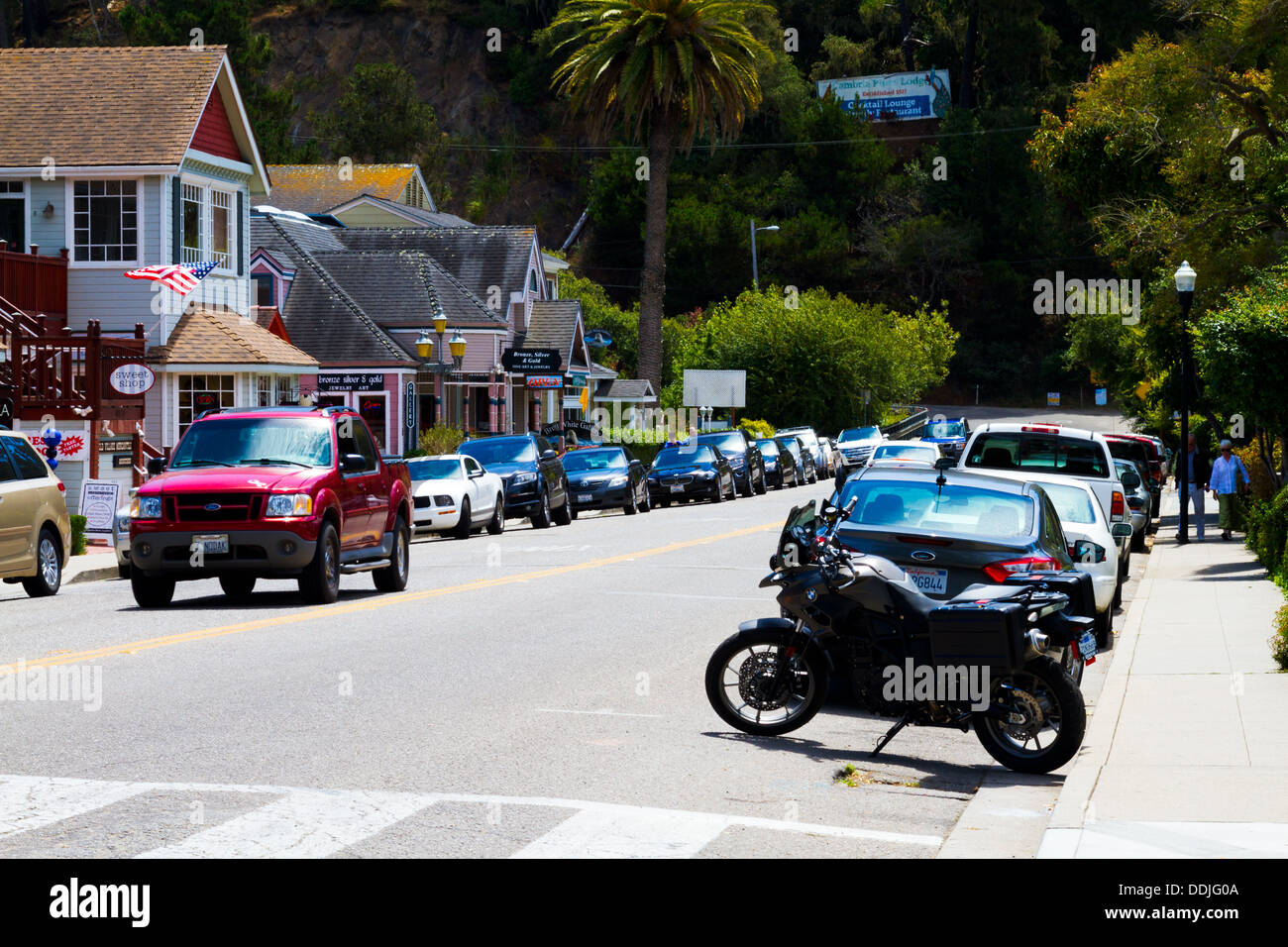 Cars on street side view hi-res stock photography and images - Alamy