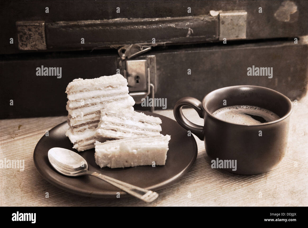 Retro cake hi-res stock photography and images - Alamy