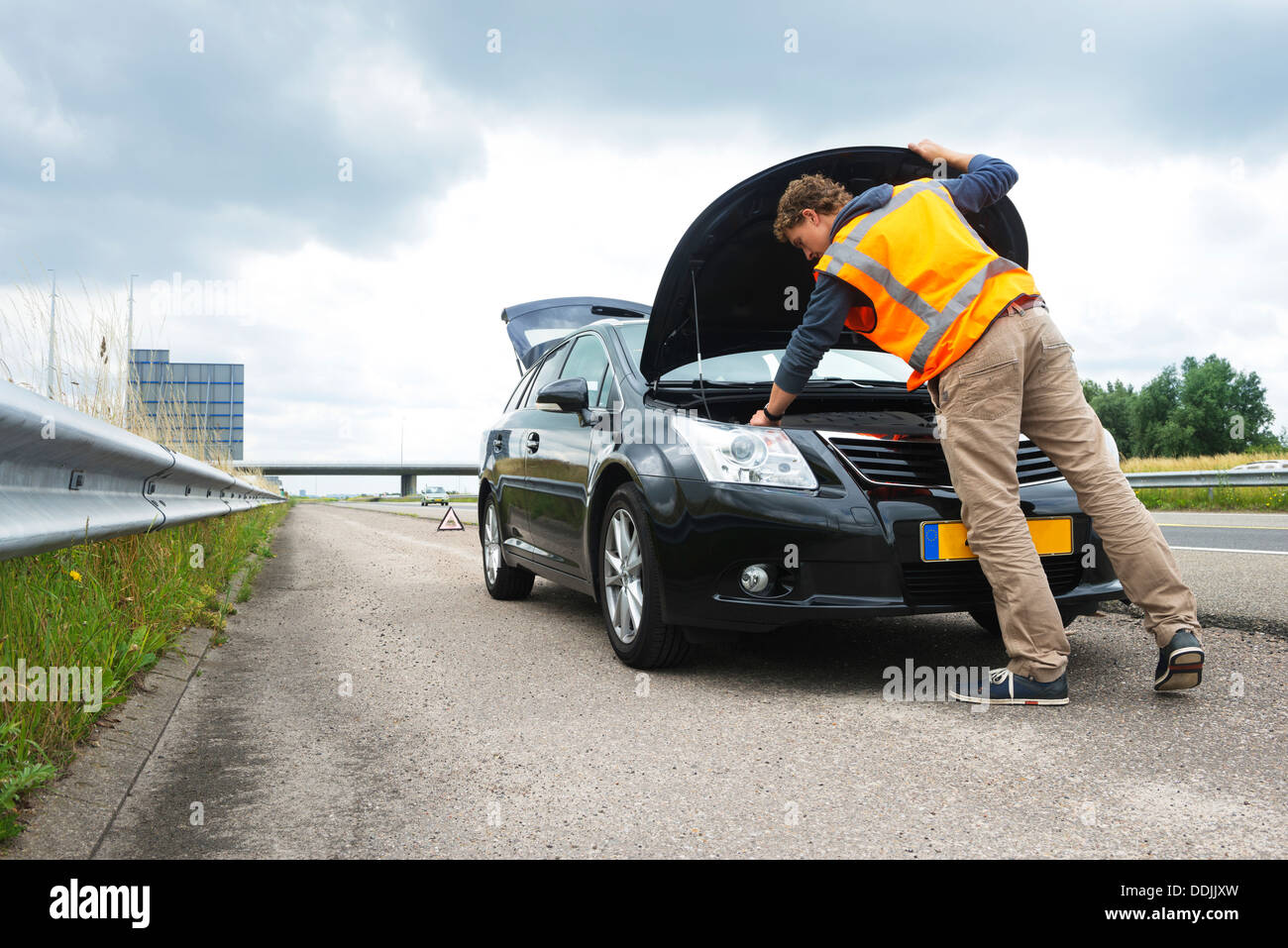 Curb car hi-res stock photography and images - Alamy