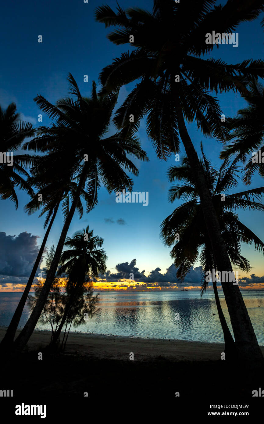 COOK ISLANDS, Aitutaki Island, tropical sunset colors in Amuri beach ...