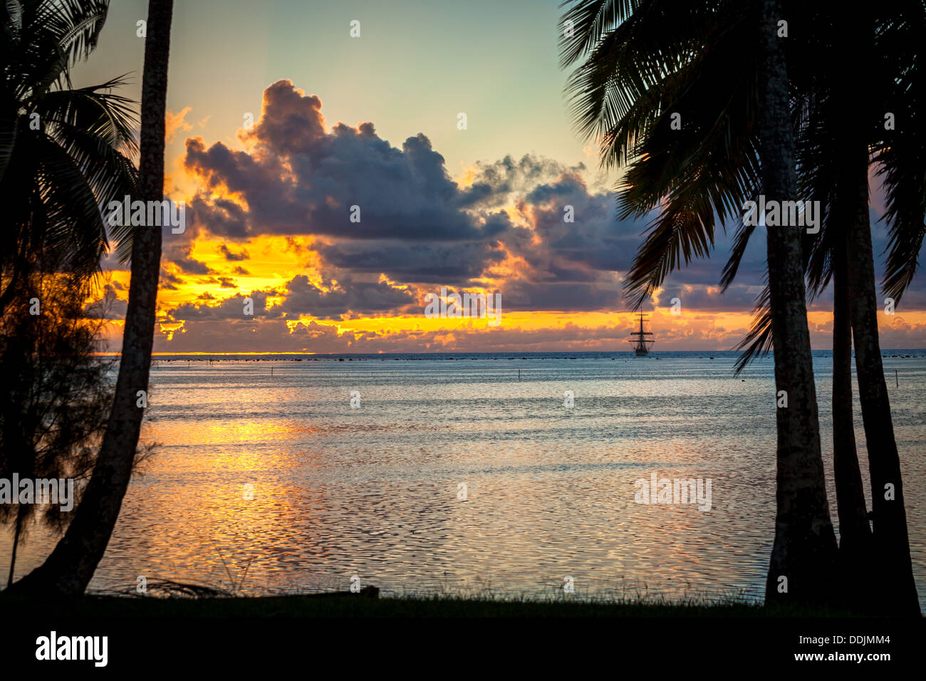 COOK ISLANDS, Aitutaki Island, tropical sunset colors in Amuri beach ...