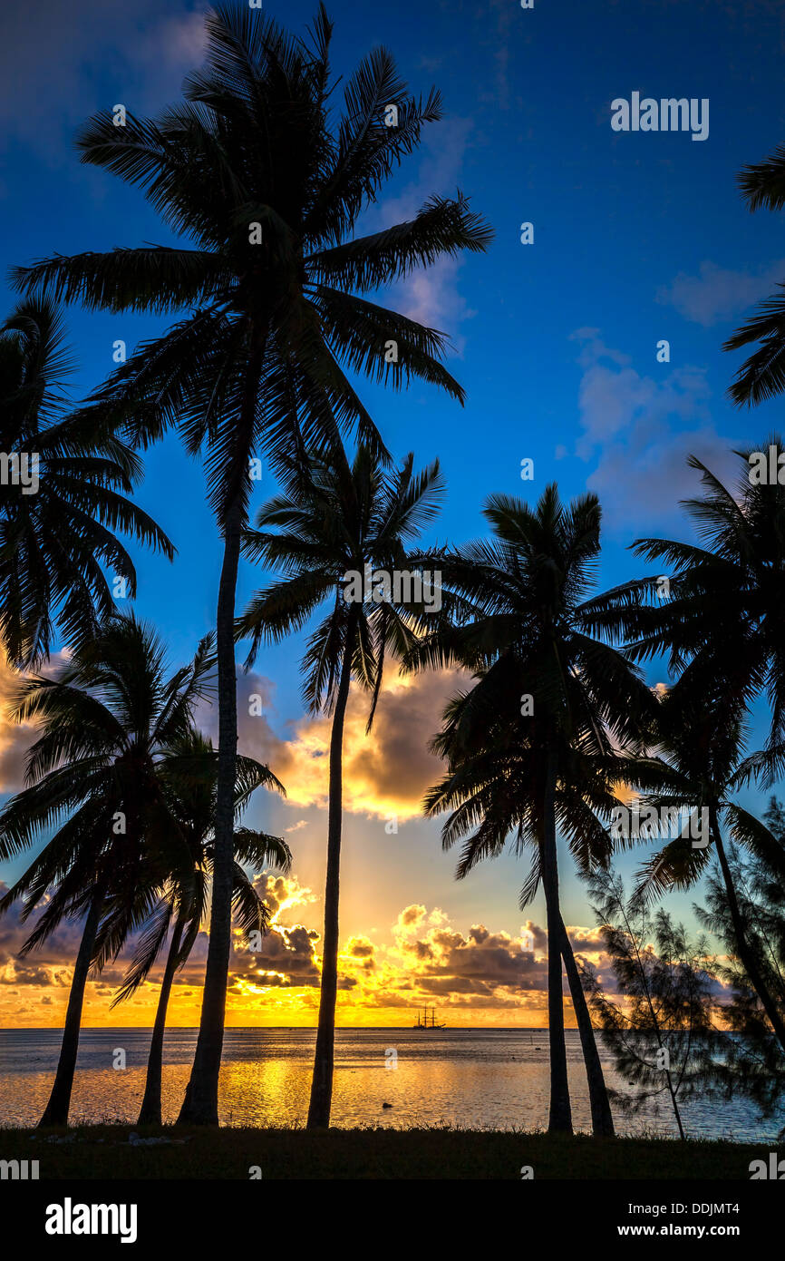 COOK ISLANDS, Aitutaki Island, tropical sunset colors in Amuri beach ...