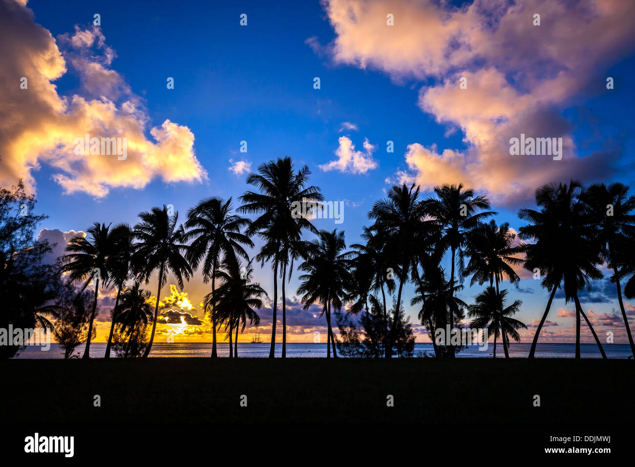 COOK ISLANDS, Aitutaki Island, tropical sunset colors in Amuri beach ...