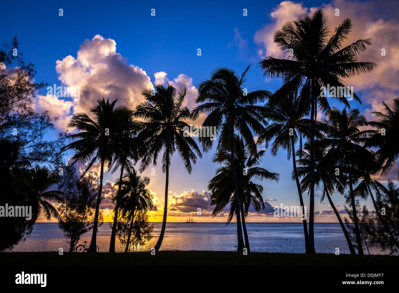 COOK ISLANDS, Aitutaki Island, tropical sunset colors in Amuri beach ...