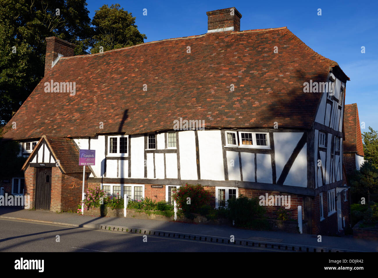 Medieval cottage hi-res stock photography and images - Alamy