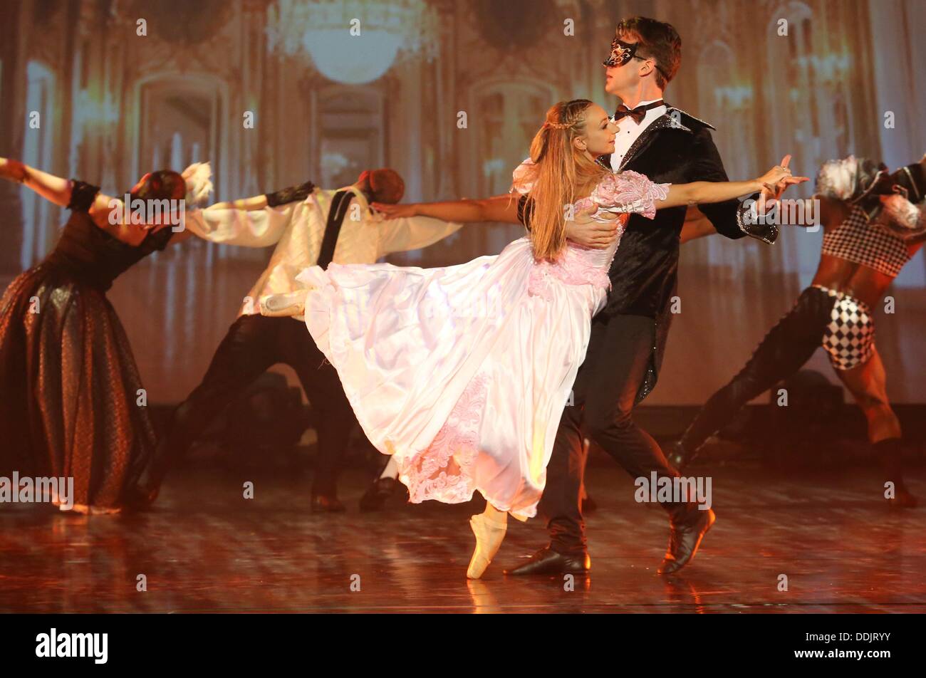 The dancers Daniela Filippone (M, as Juliet) and Nicholas Cunningham (R ...