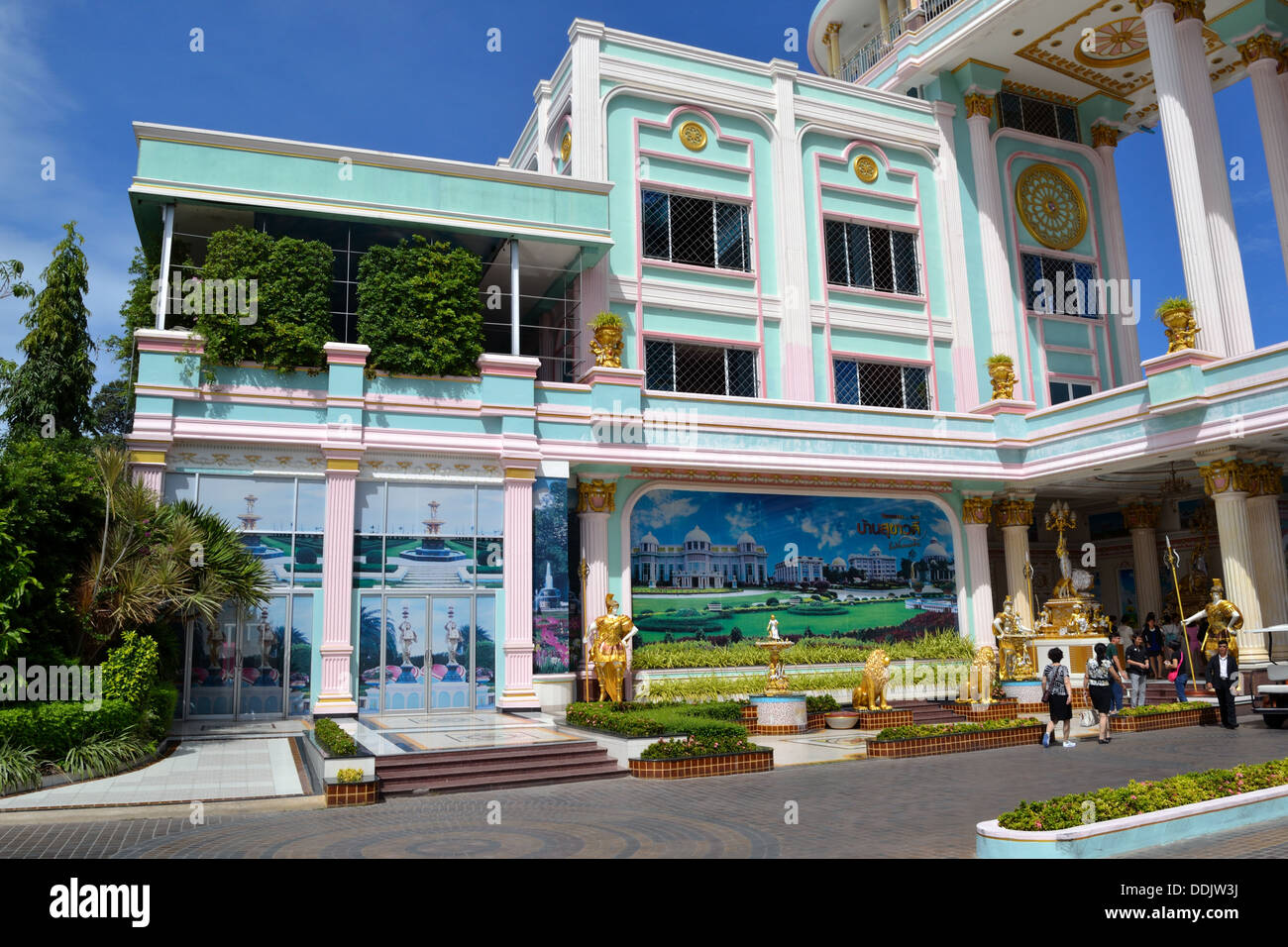 Main entrance to Sukhawadee Mansion - Colourful building Pattaya Stock ...