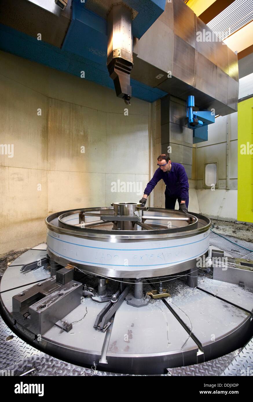 Vertical lathe for turning very large diameters and heavy workpieces ...