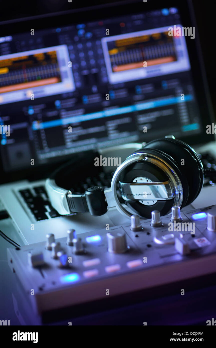 DJ computer workstation Stock Photo - Alamy