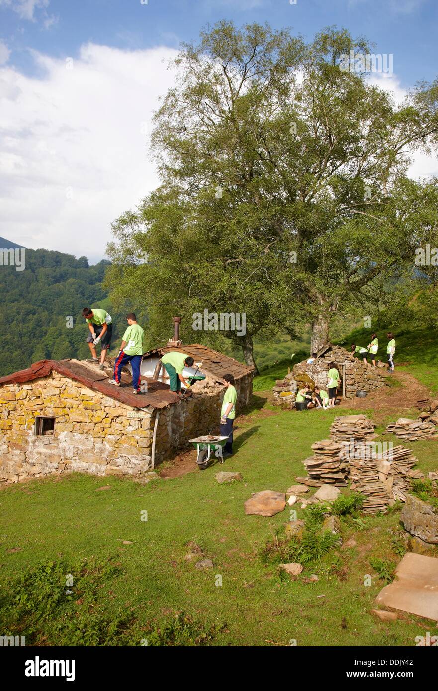 Very old people group hi-res stock photography and images - Alamy