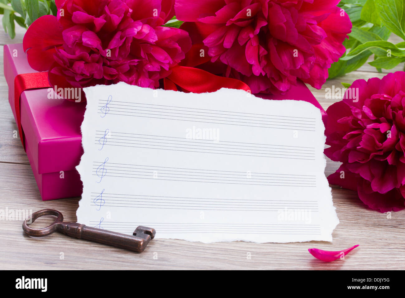 torned old note paper Stock Photo - Alamy