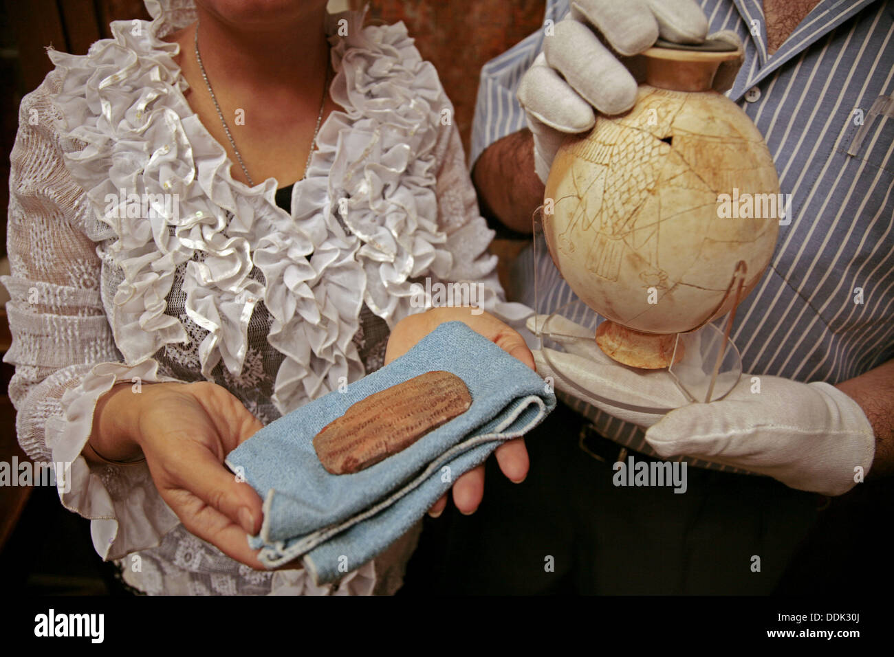 Curator museum artefact hi-res stock photography and images - Alamy