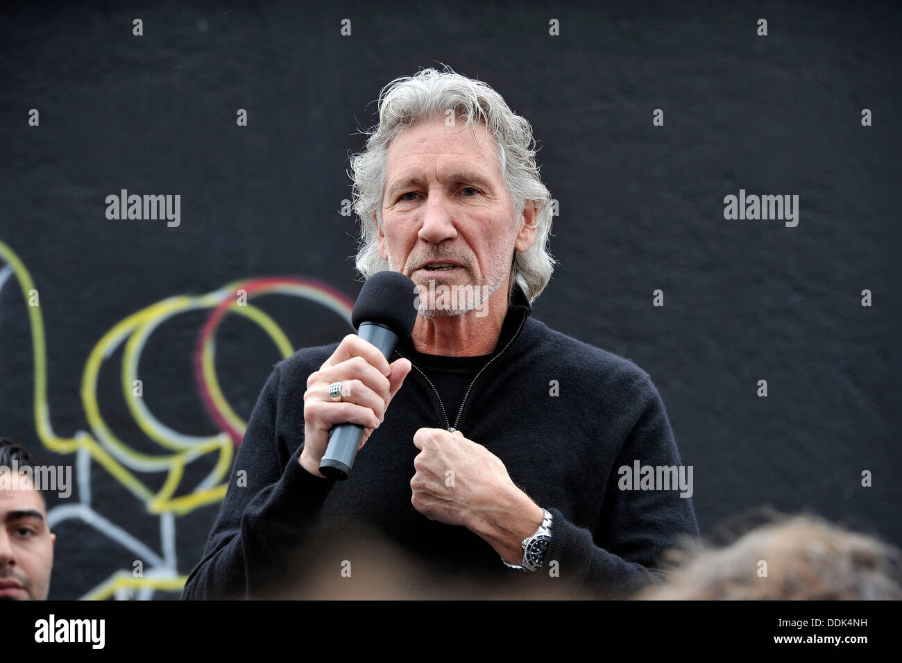 Roger waters live at berlin wall hi-res stock photography and images ...