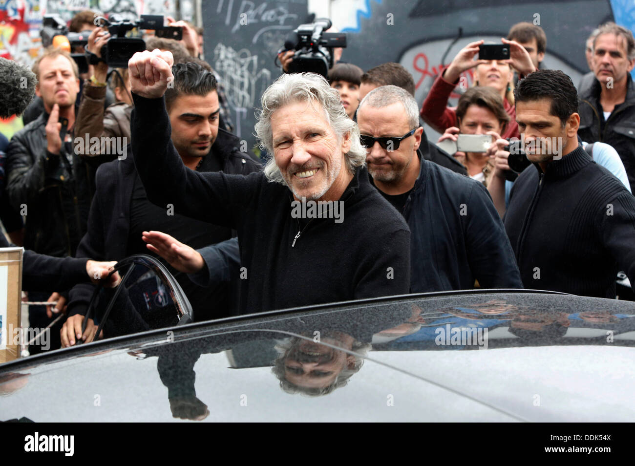 Roger waters live at berlin wall hi-res stock photography and images ...