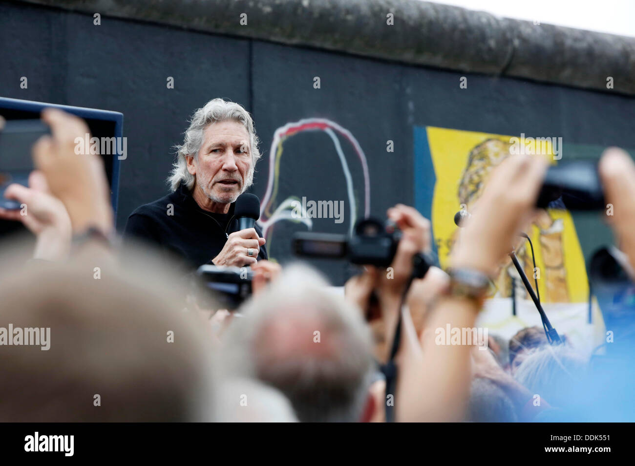 Roger waters live at berlin wall hi-res stock photography and images ...