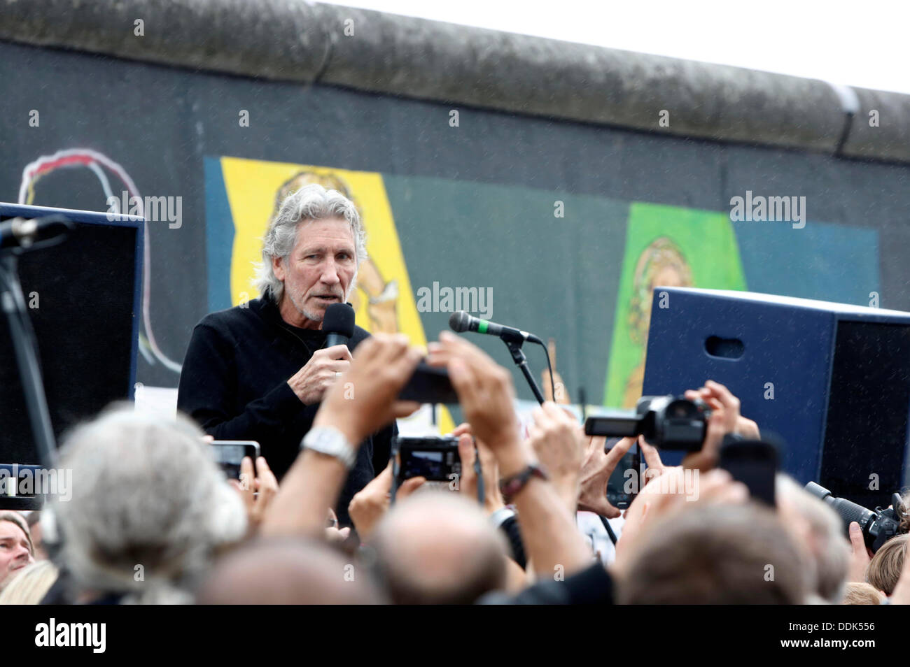 Roger waters live at berlin wall hi-res stock photography and images ...