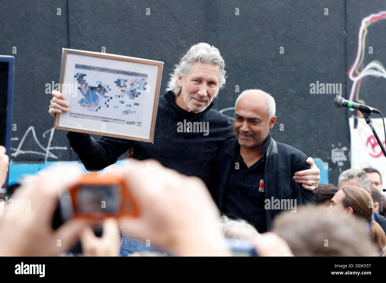 Roger waters live at berlin wall hi-res stock photography and images ...