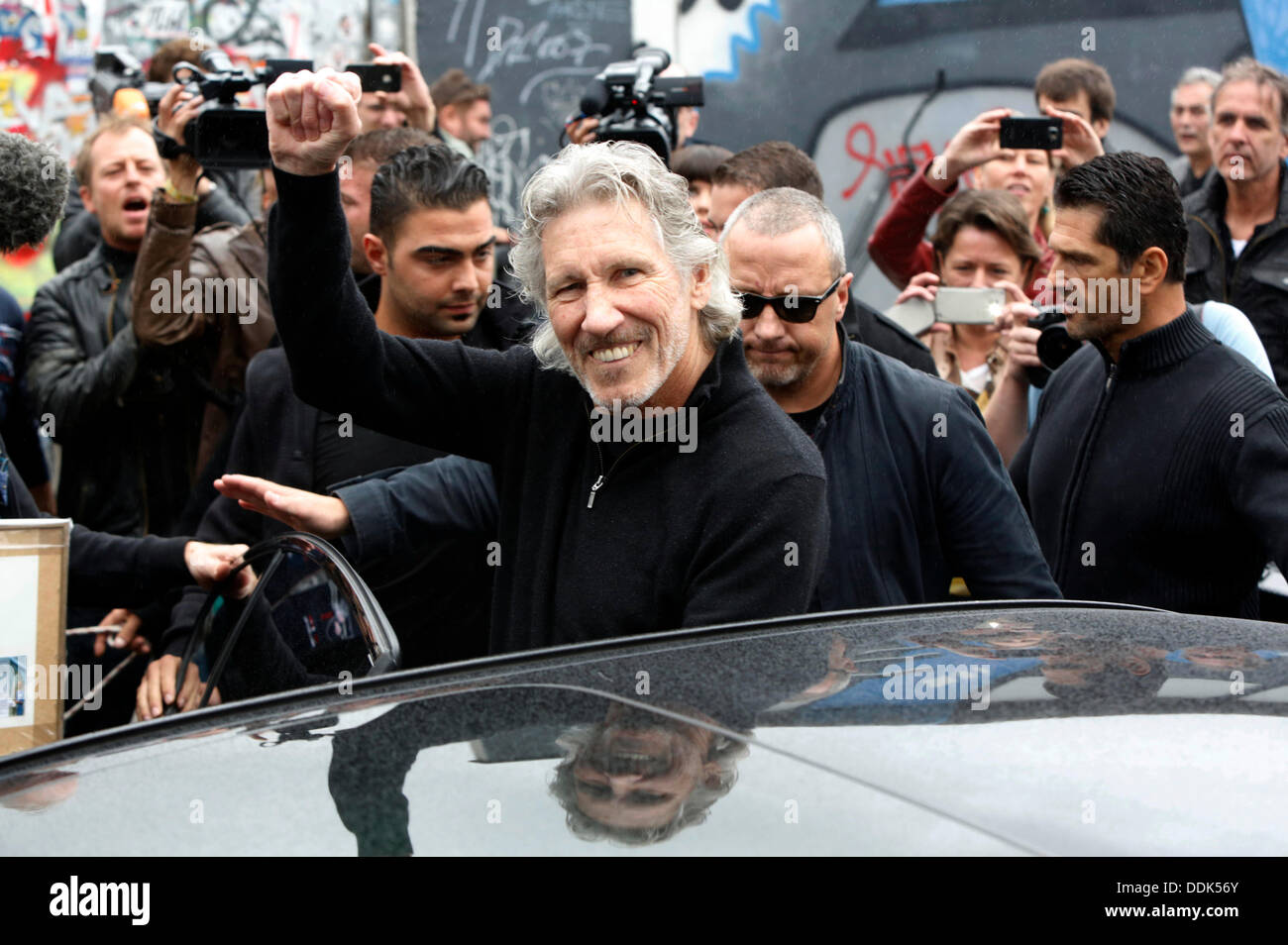 Roger waters live at berlin wall hi-res stock photography and images ...