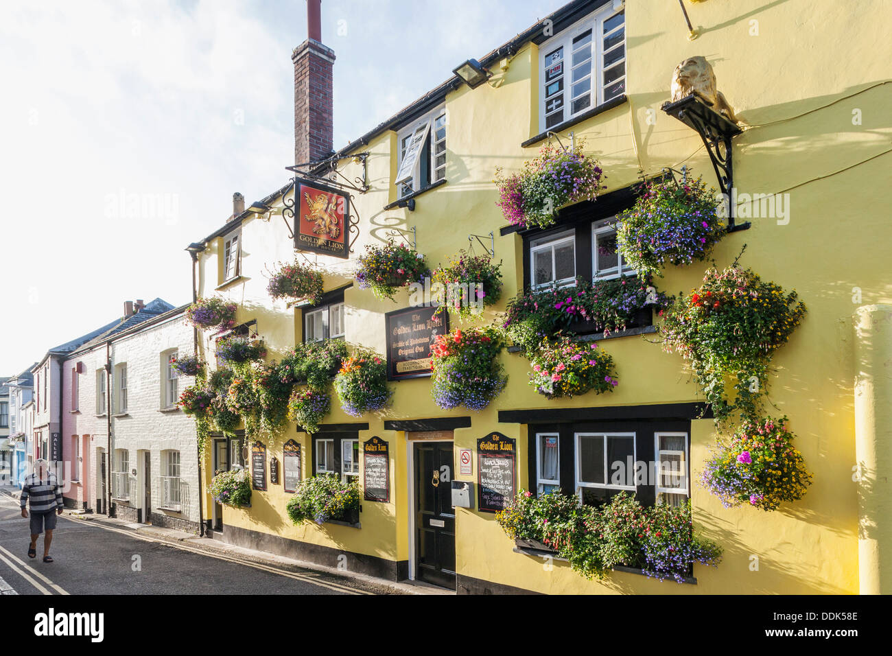 Padstow pubs hi-res stock photography and images - Alamy