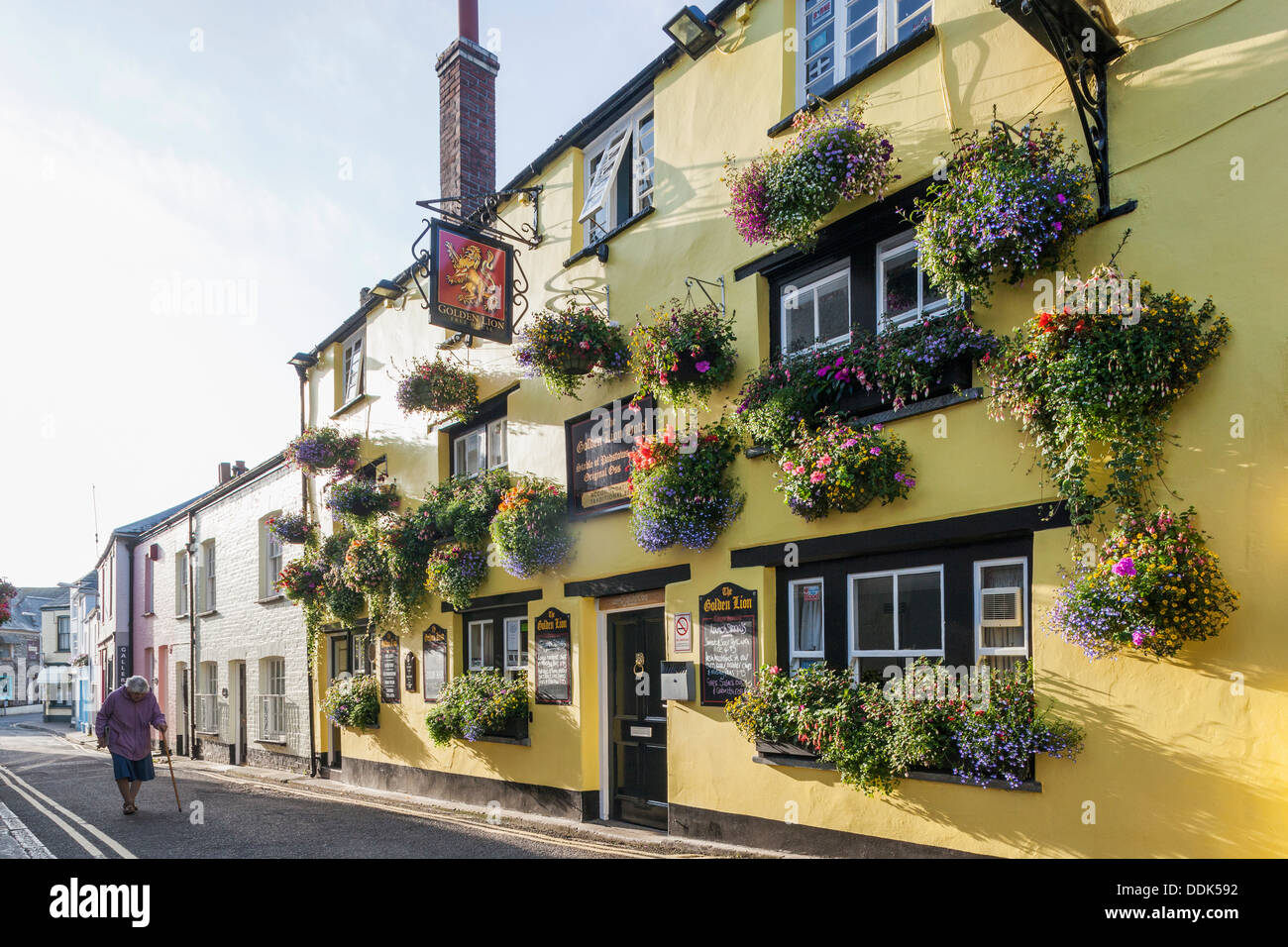 Padstow pubs hi-res stock photography and images - Alamy