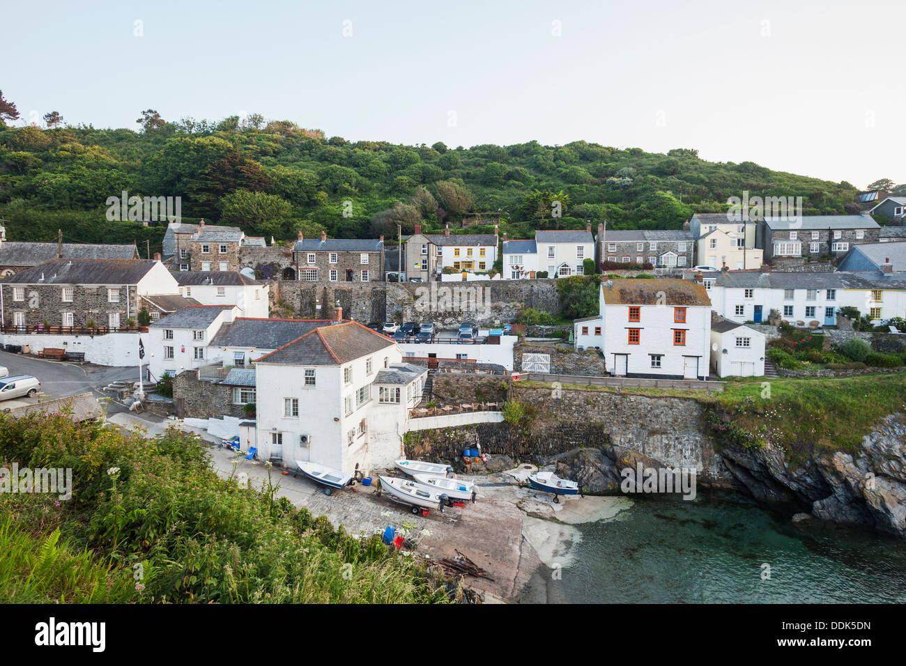 Portloe village harbour cornwall hi-res stock photography and images ...
