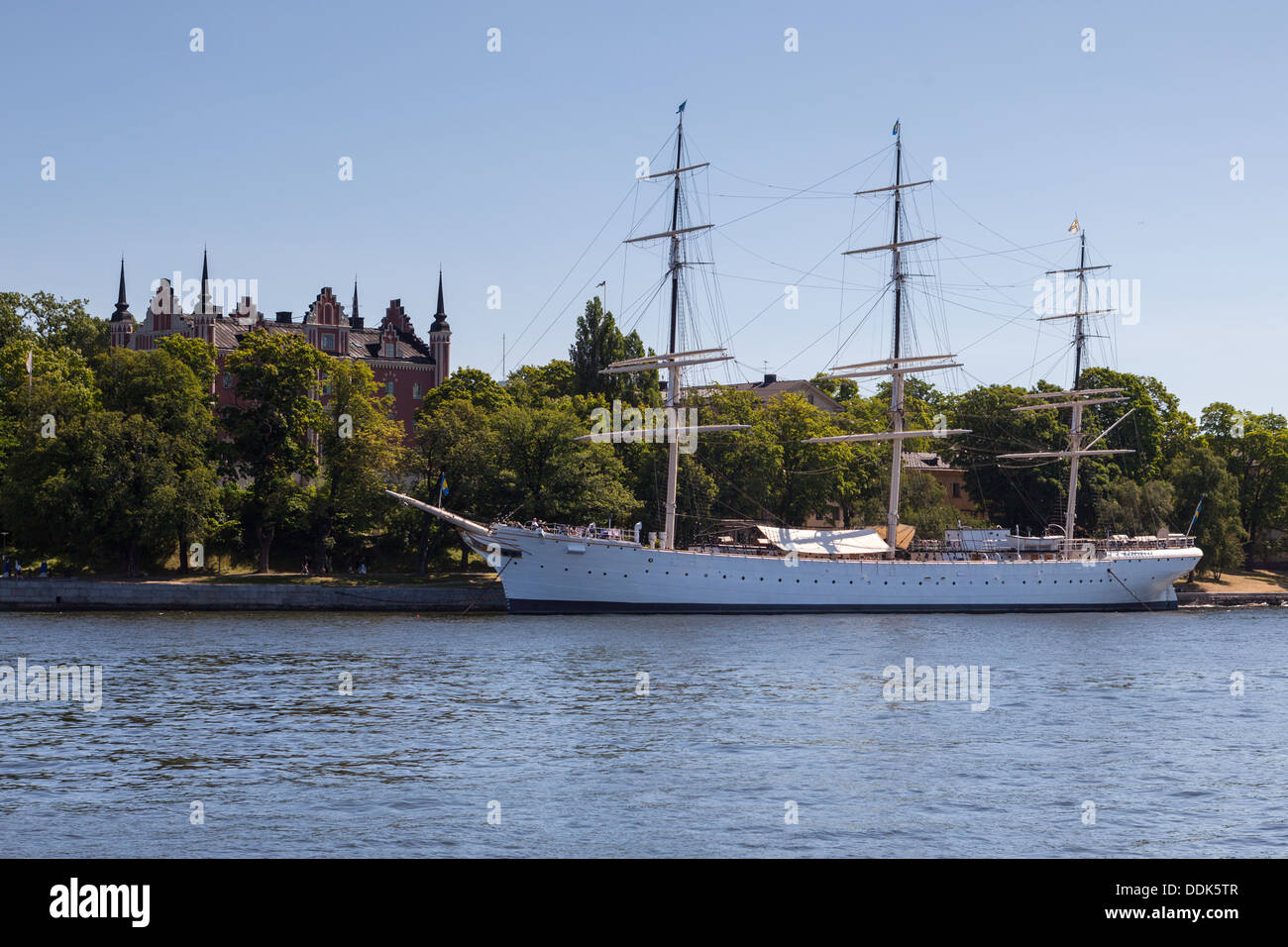Square rigged vessels hi-res stock photography and images - Alamy