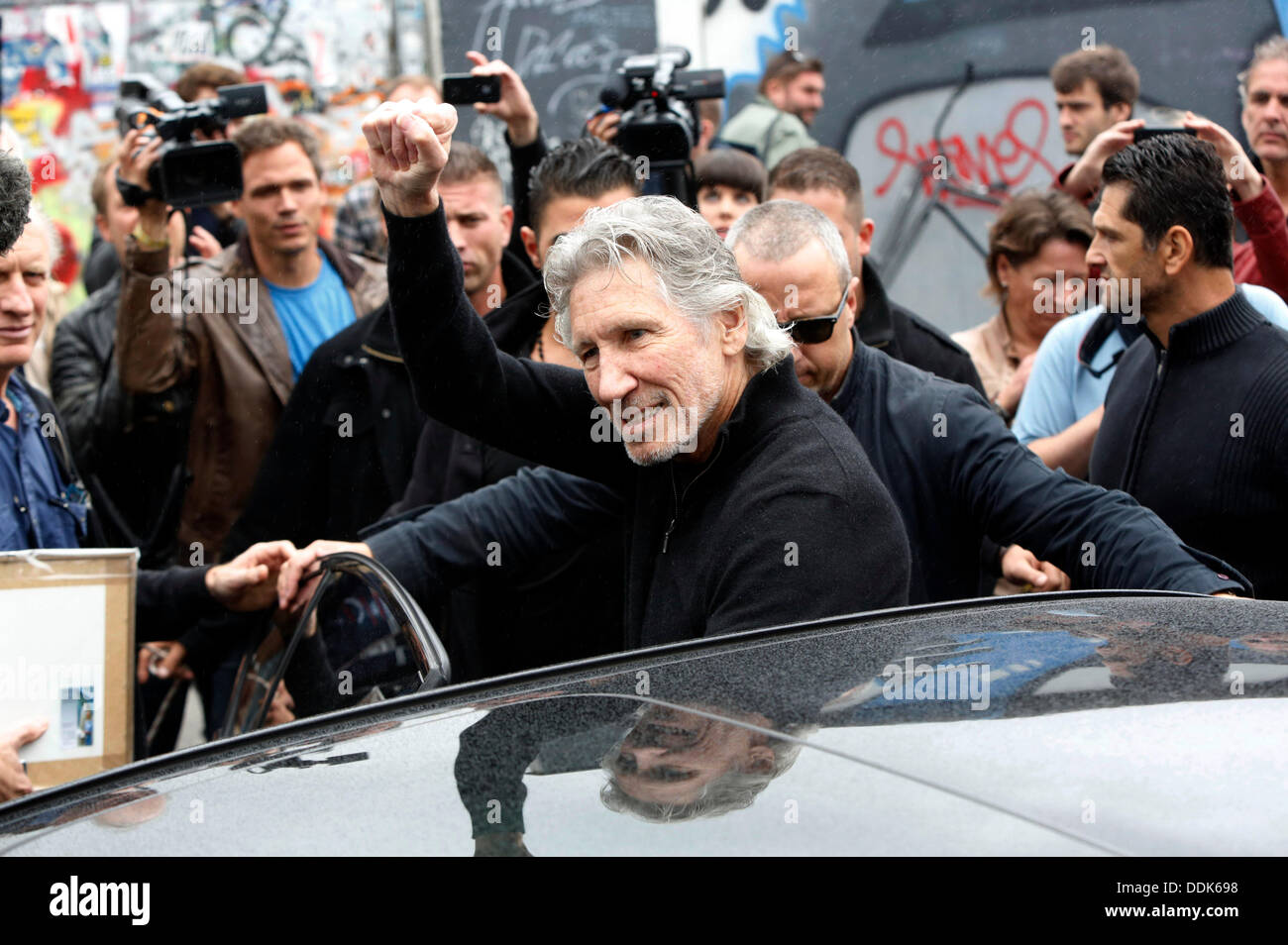 Roger waters live at berlin wall hi-res stock photography and images ...