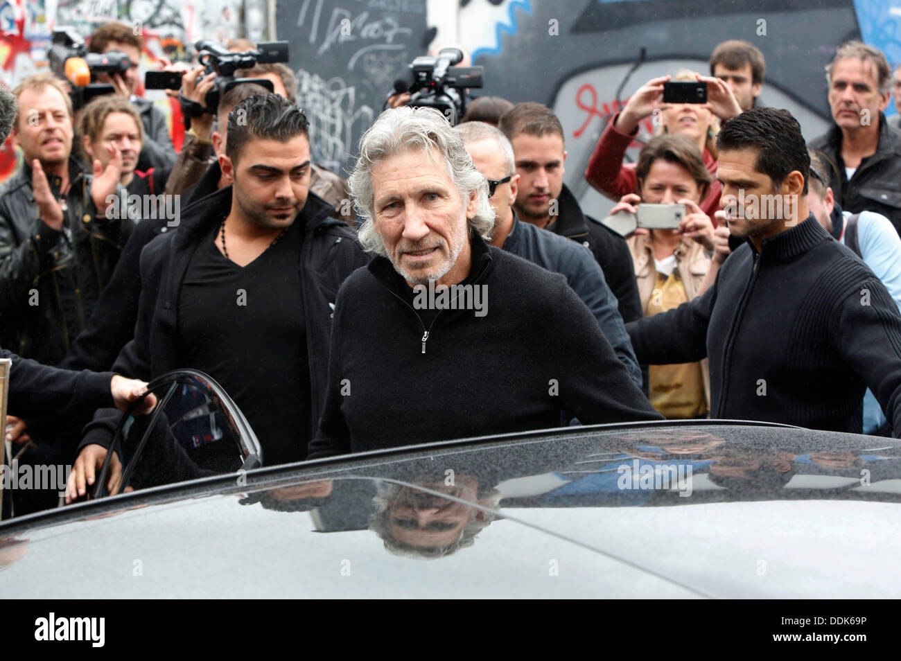 Roger waters live at berlin wall hi-res stock photography and images ...
