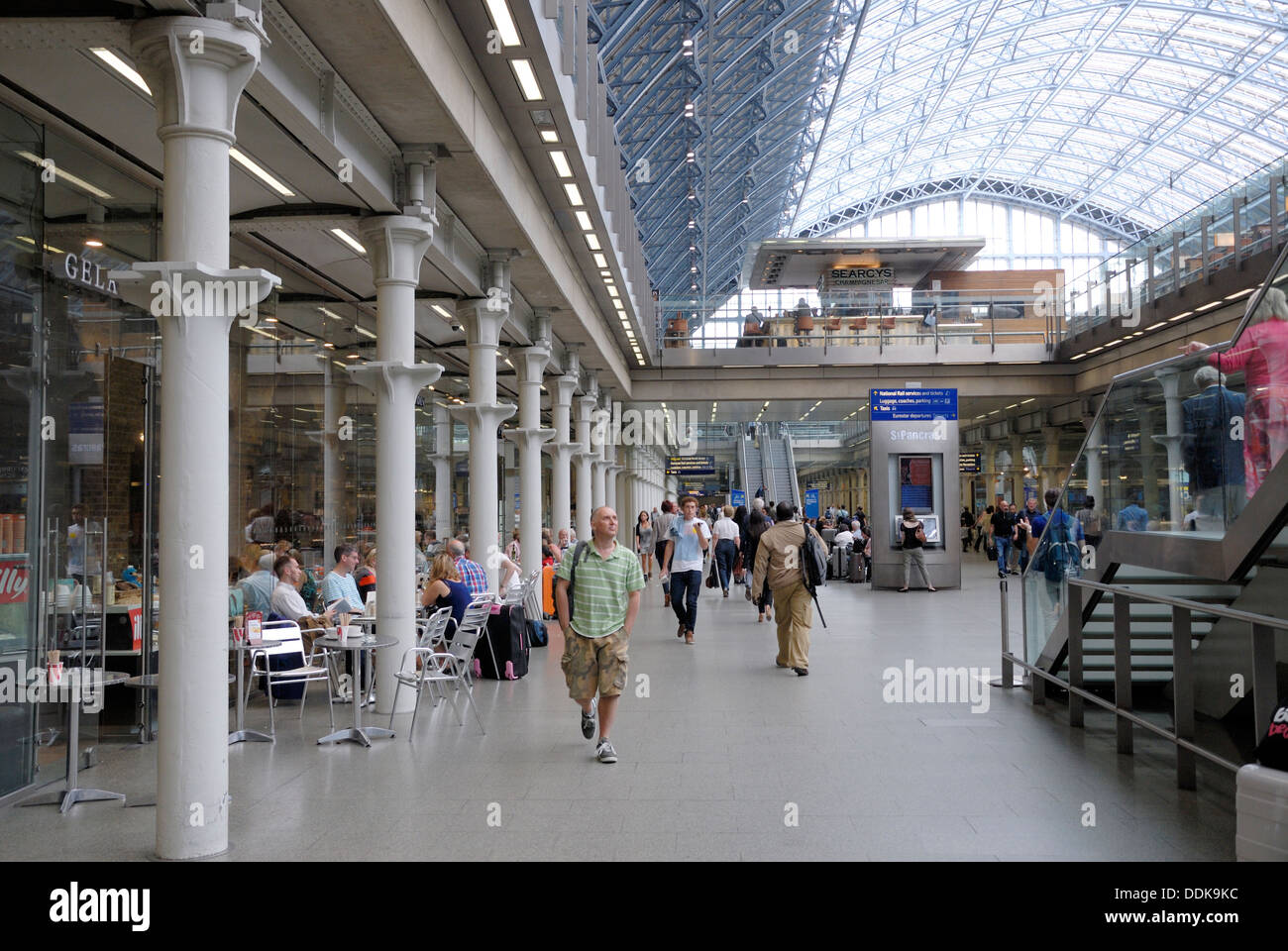 Inside st pancras railway hi-res stock photography and images - Alamy