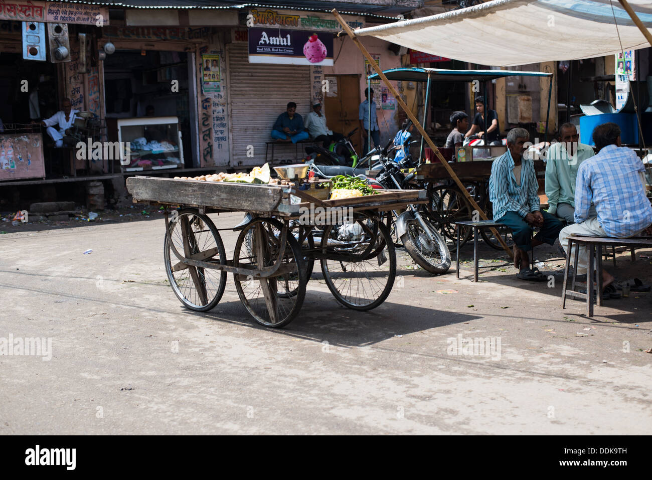 India street food cart hi-res stock photography and images - Alamy