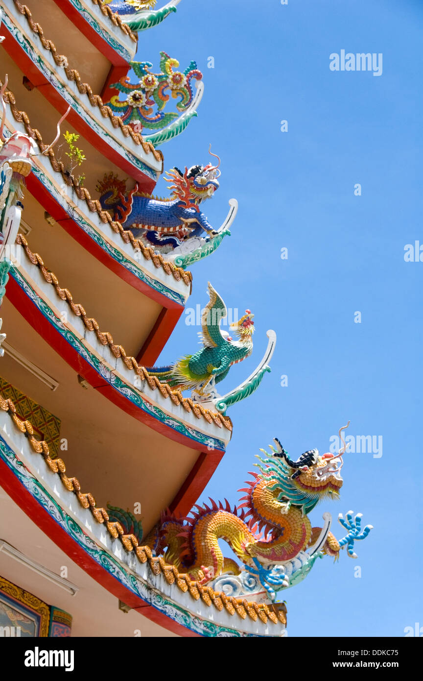 Dragon guarding temple hi-res stock photography and images - Alamy