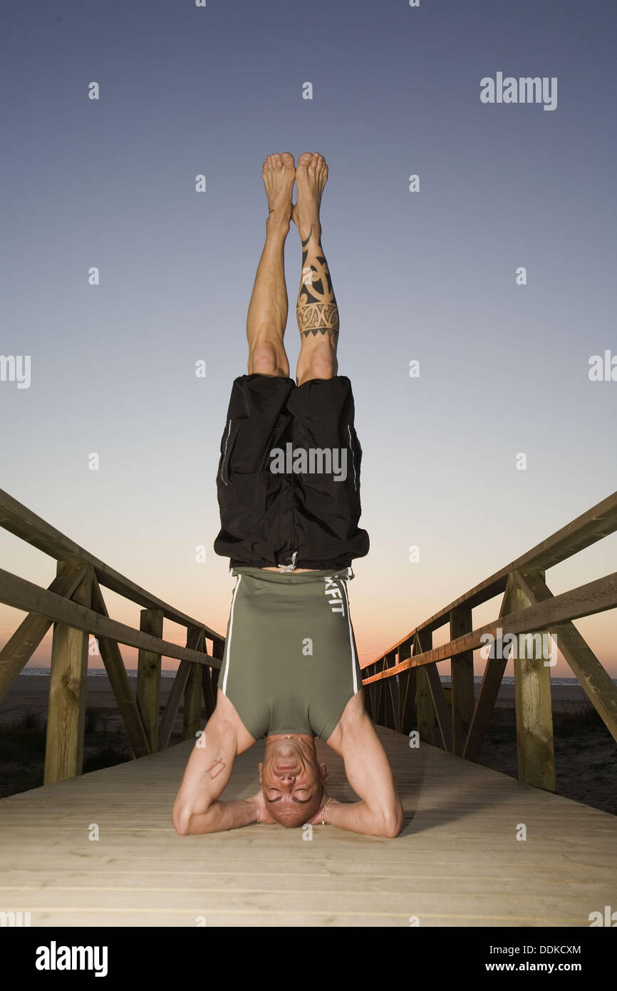 Man headstand hi-res stock photography and images - Alamy