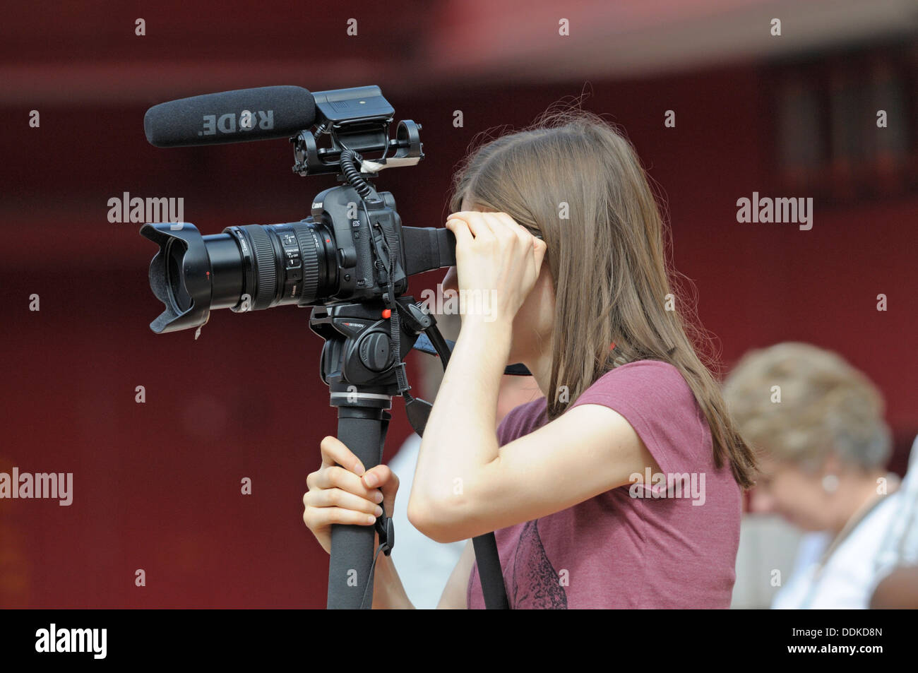 Camerawoman hi-res stock photography and images - Alamy