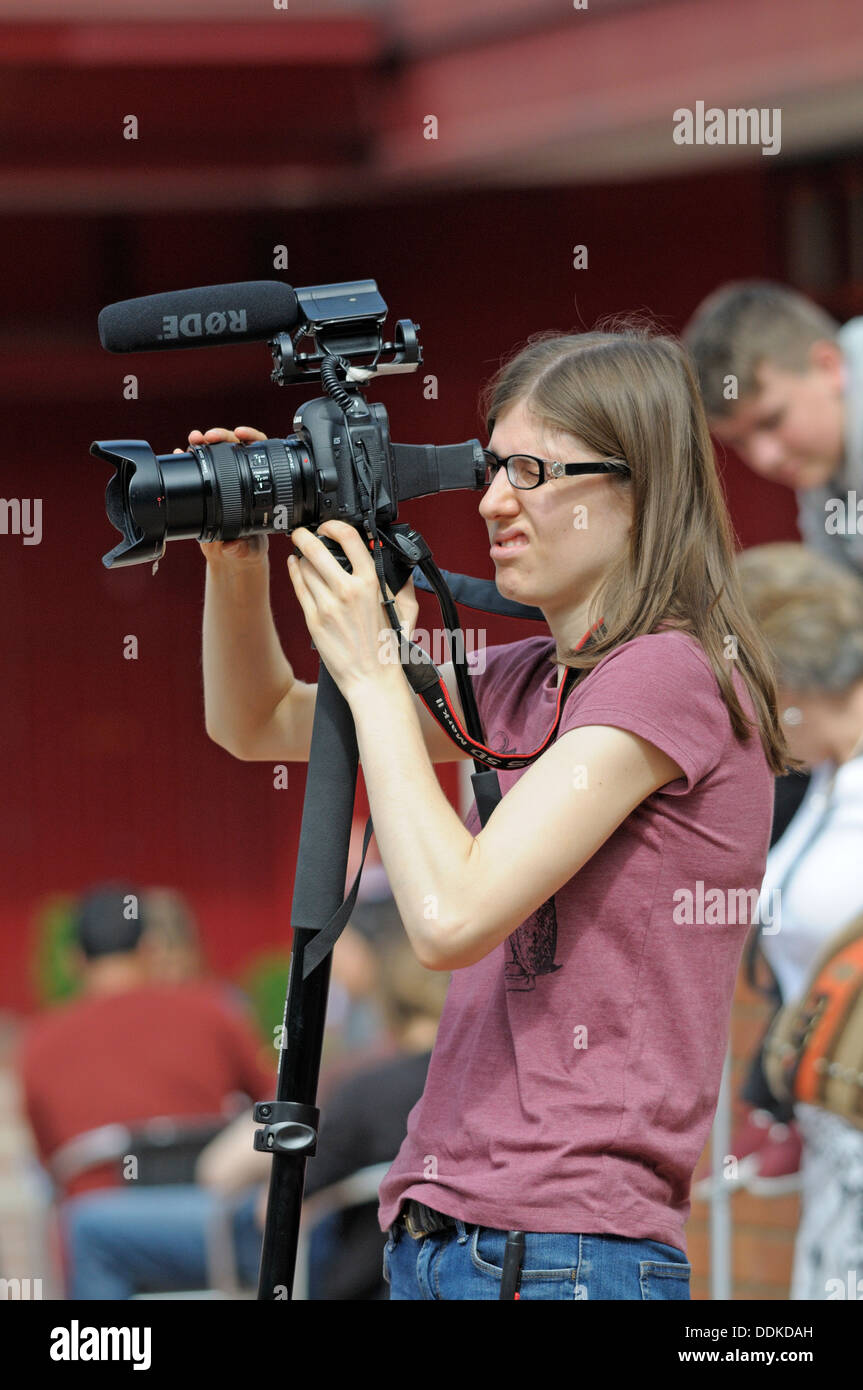 Camerawoman hi-res stock photography and images - Alamy