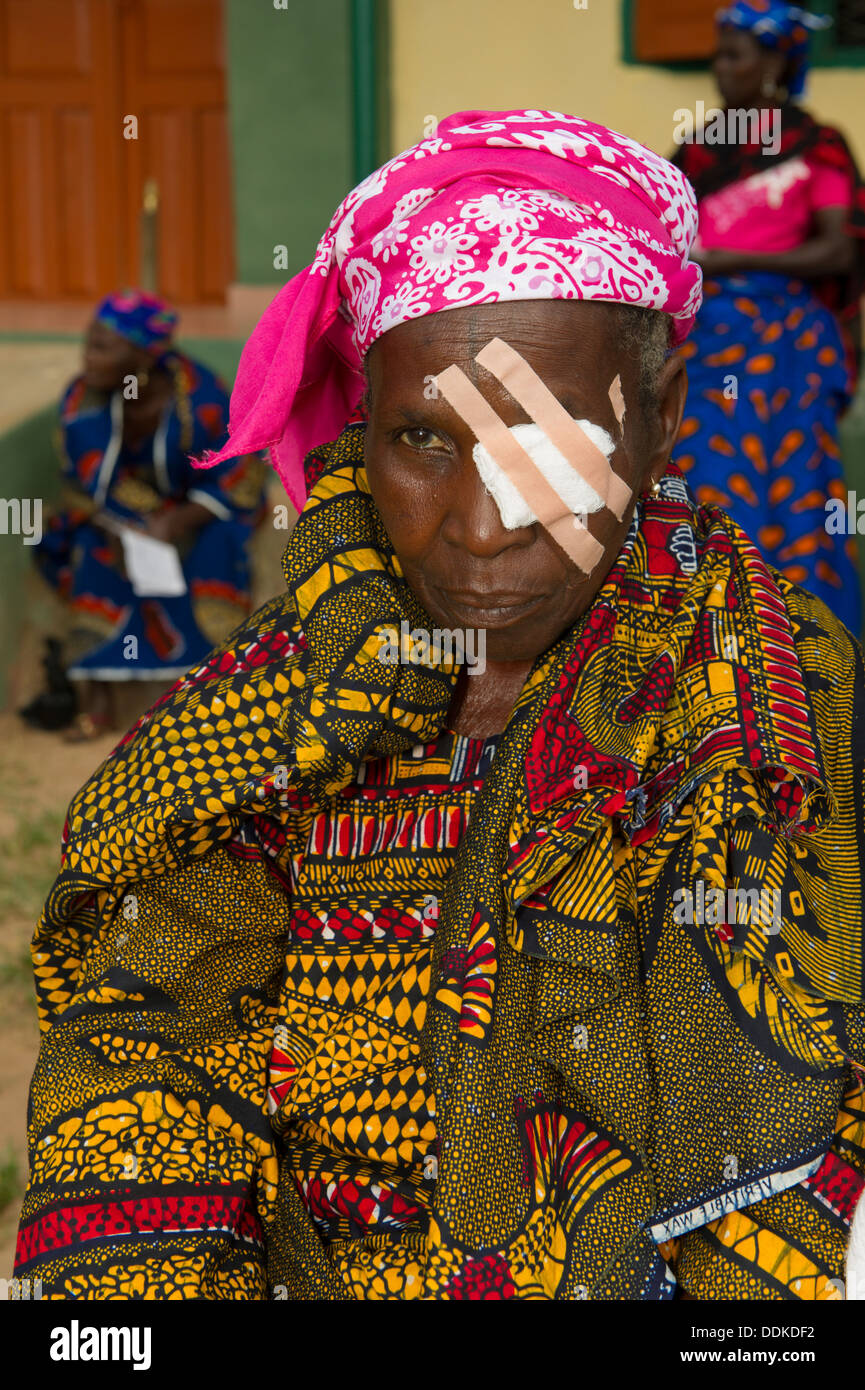 Eye bandage hi-res stock photography and images - Alamy