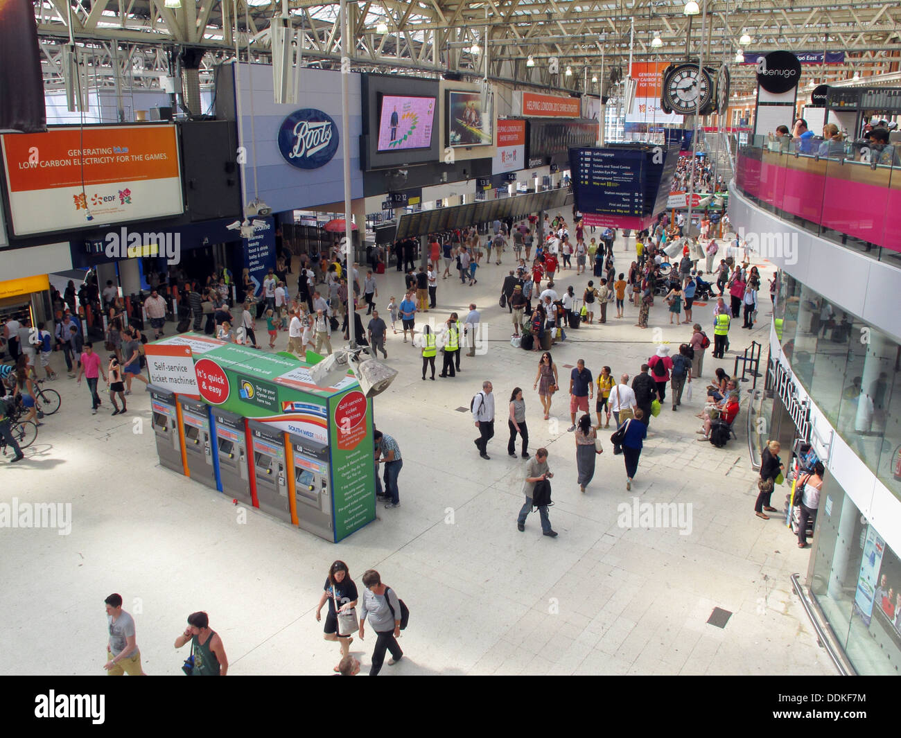 Waterloo station concourse Stock Photo - Alamy