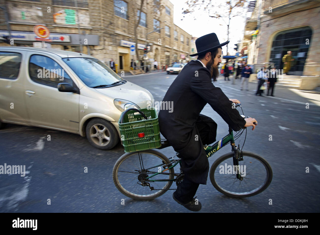 Orthodox Jews And Car High Resolution Stock Photography and Images - Alamy