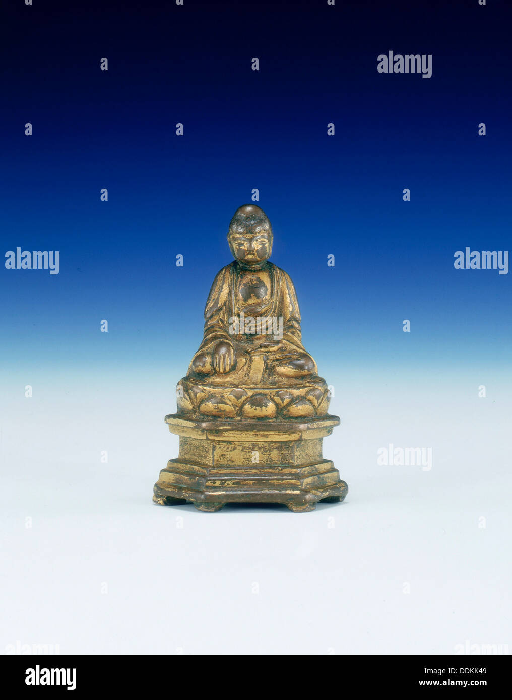 Seated man on plinth hi-res stock photography and images - Alamy