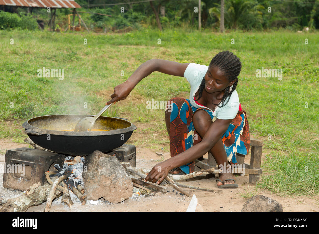 Outdoor kitchen with 3 stone fire in Otutulu, Nigeria Stock Photo - Alamy