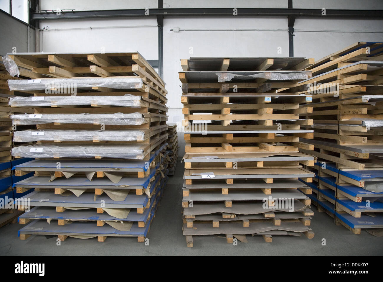 Transportation palettes hi-res stock photography and images - Alamy