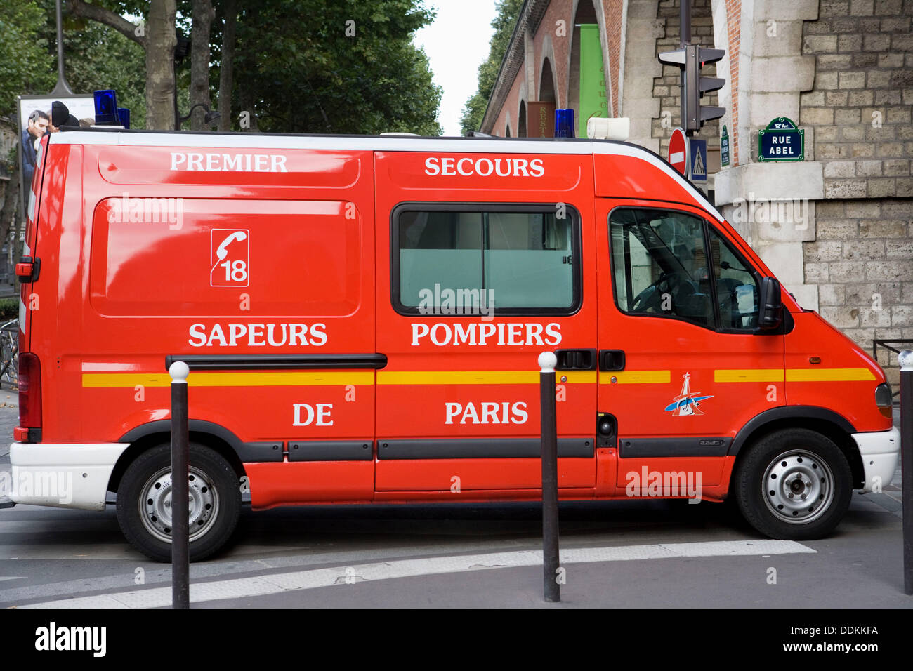 Paris firefighters hi-res stock photography and images - Alamy