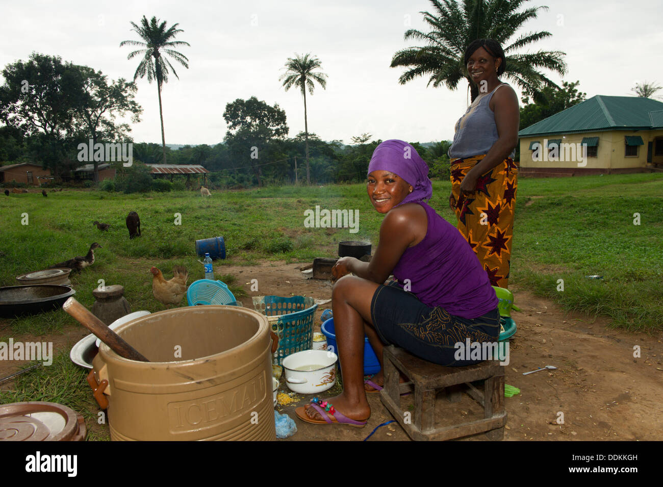 African washing dishes hi-res stock photography and images - Alamy