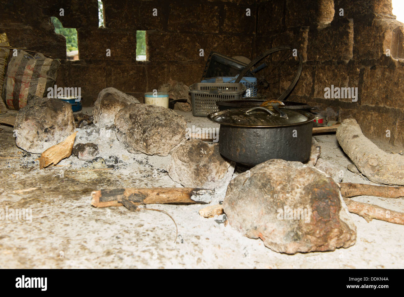 Kitchen fire hi-res stock photography and images - Alamy
