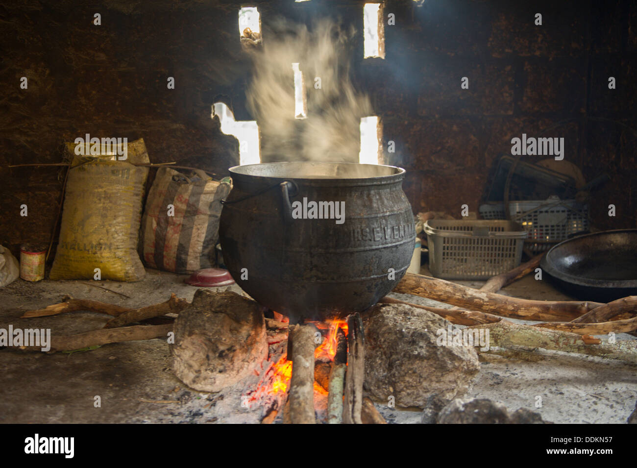 A 3 stone fire in an indoor kitchen in Nigeria Stock Photo - Alamy