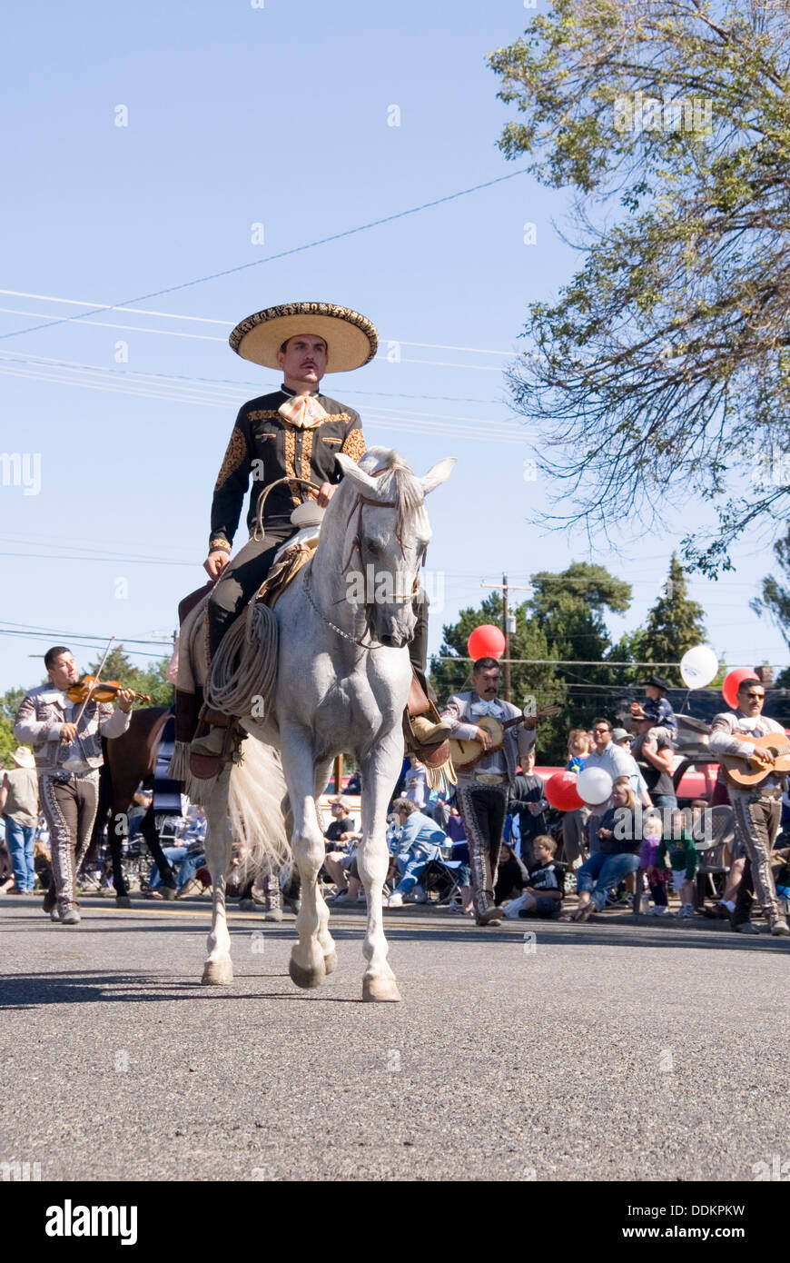 Mexican dancing hi-res stock photography and images - Alamy